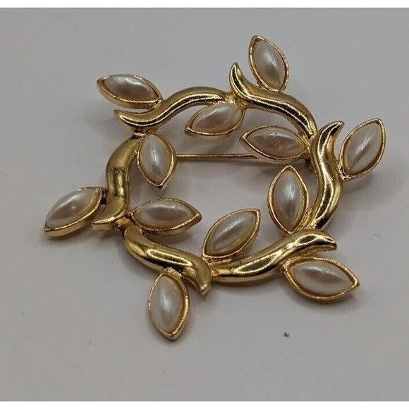 Napier | Jewelry | Vintage Signed Napier Gold Tone Faux Pearls Wreath ...